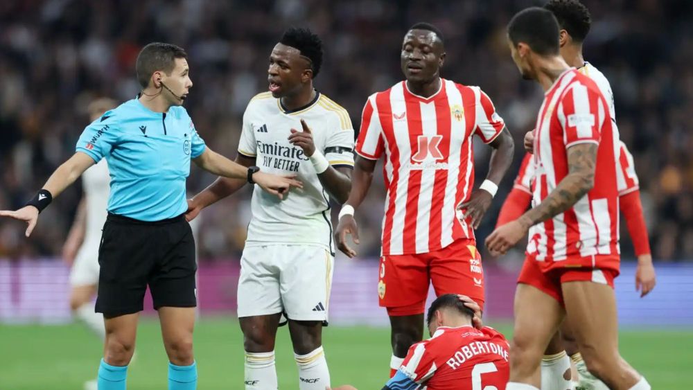 La toma que no se vio en TV sobre el polémico gol de Vinicius al Almería: lo confirma