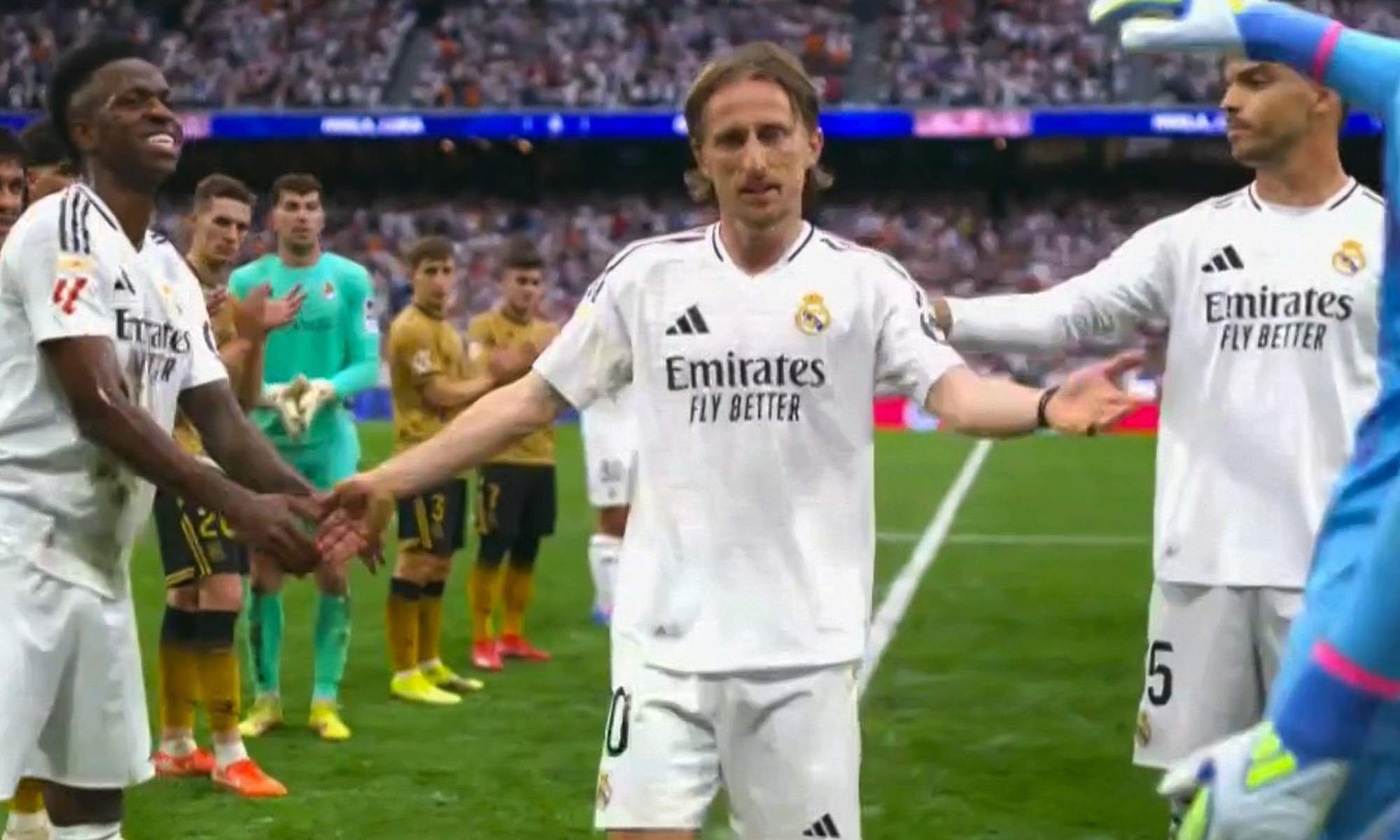Modric, pasillo y un amigo muy especial esperándole en la banda, la imagen más emotiva