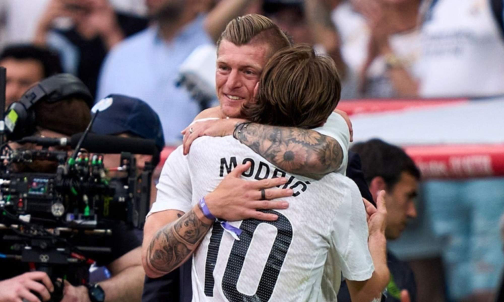 Lo que Toni Kroos dijo al oído de Modric antes de un abrazo legendario